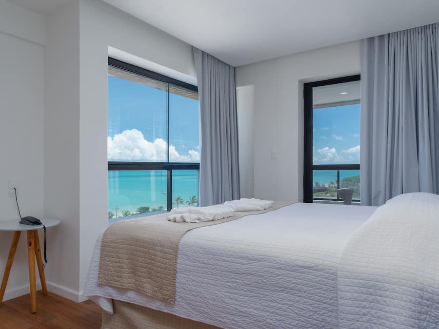 Quarto premium, sacada, de frente para o mar (PREMIUM FRENTE MAR COM VARANDA) | Frigobar, Wi-Fi de cortesia, roupa de cama