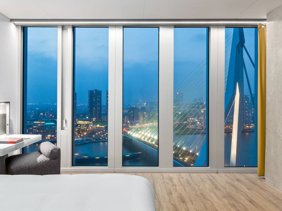 Quarto Premium (Single Use - Skyline View) | Cofre com capacidade para portátil, secretária, quartos insonorizados