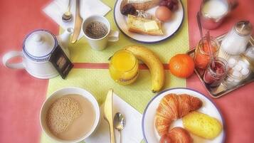 Pequeno-almoço tipo buffet diário (10 EUR por pessoa)