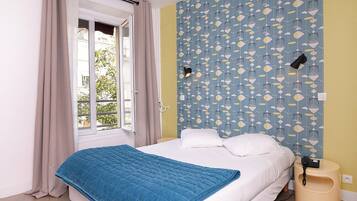 Quarto Duplo Standard | Secretária, secretária adequada para computadores portáteis