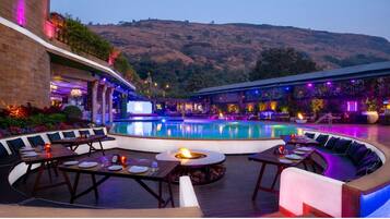 Piscina exterior, espreguiçadeiras