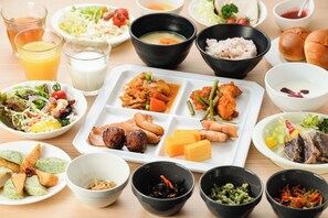 Pequeno-almoço tipo buffet diário (1500 JPY por pessoa) 