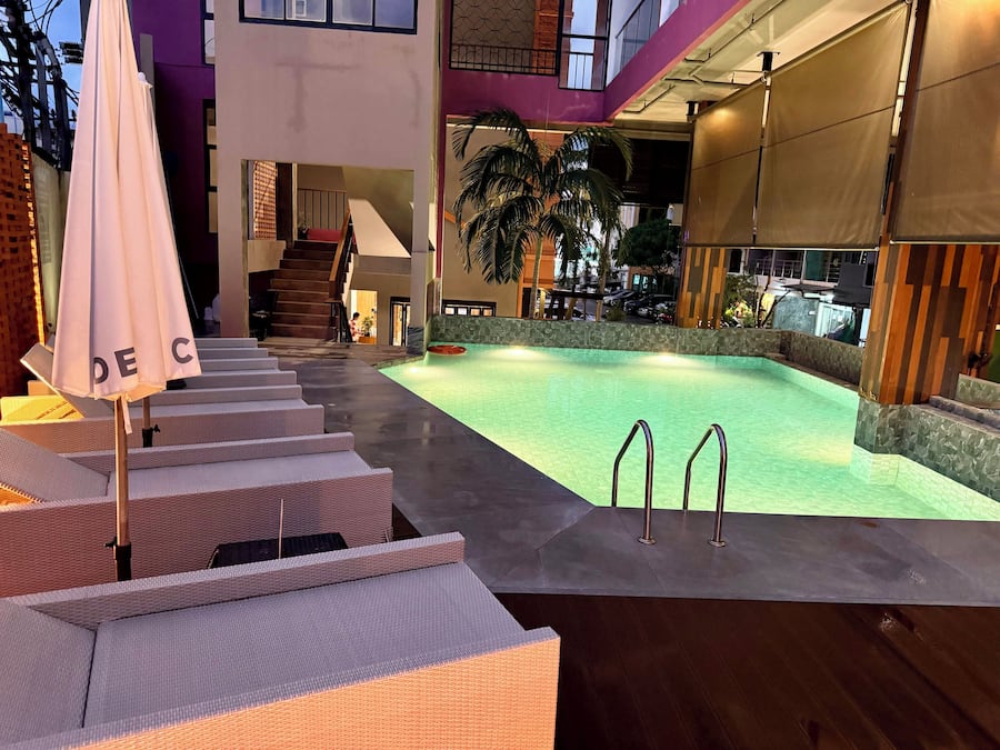 Piscina externa, espreguiçadeiras