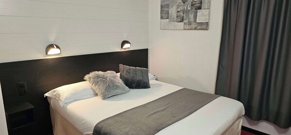 Quarto Duplo Comfort | Secretária, quartos insonorizados, berços/camas para crianças 