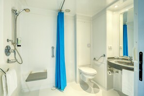 Quarto casal standard | Banheiro | Chuveiro, produtos de toalete grátis