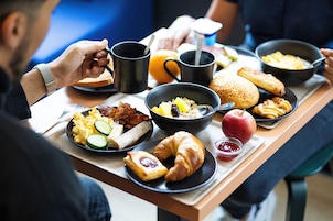 Pequeno-almoço tipo buffet diário mediante uma taxa