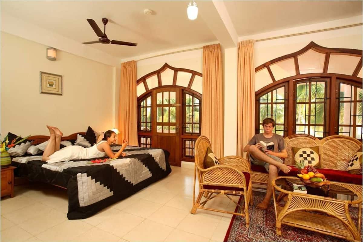 1 quarto, escrivaninha, roupa de cama, acesso para cadeiras de rodas