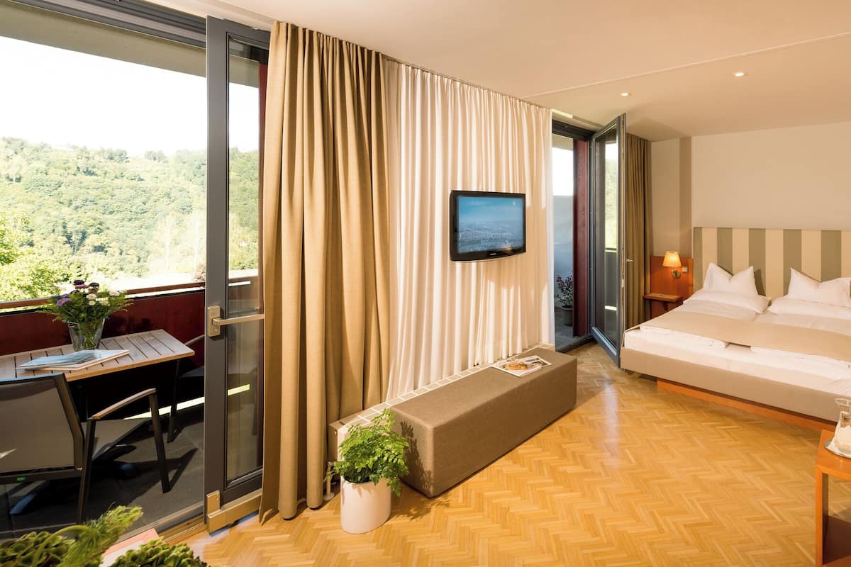 Quarto casal superior | Roupas de cama antialérgicas, cofres nos quartos, escrivaninha