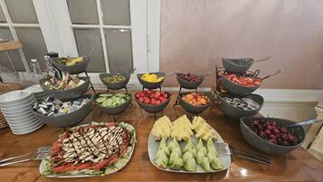 Quarto solteiro standard, acessível | Café da manhã | Café da manhã com buffet todos os dias mediante uma taxa