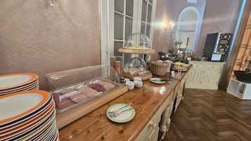 Pequeno-almoço tipo buffet diário mediante uma taxa