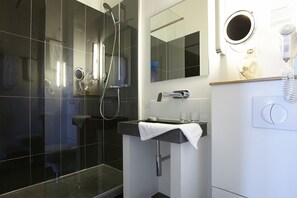 Chuveiro, produtos de toalete grátis, secador de cabelo 