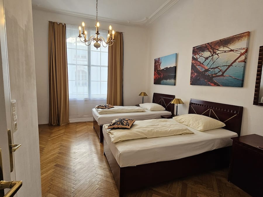 Quarto Twin Standard, casa de banho privativa | Roupa de alta qualidade, cofre no quarto, com decoração personalizada