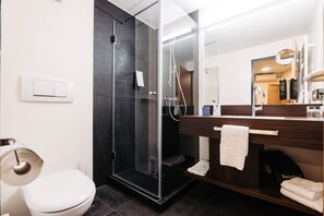 Quarto Duplo Comfort | Casa de banho | Artigos de higiene ecológicos, um secador de cabelo, toalhas fornecidas 