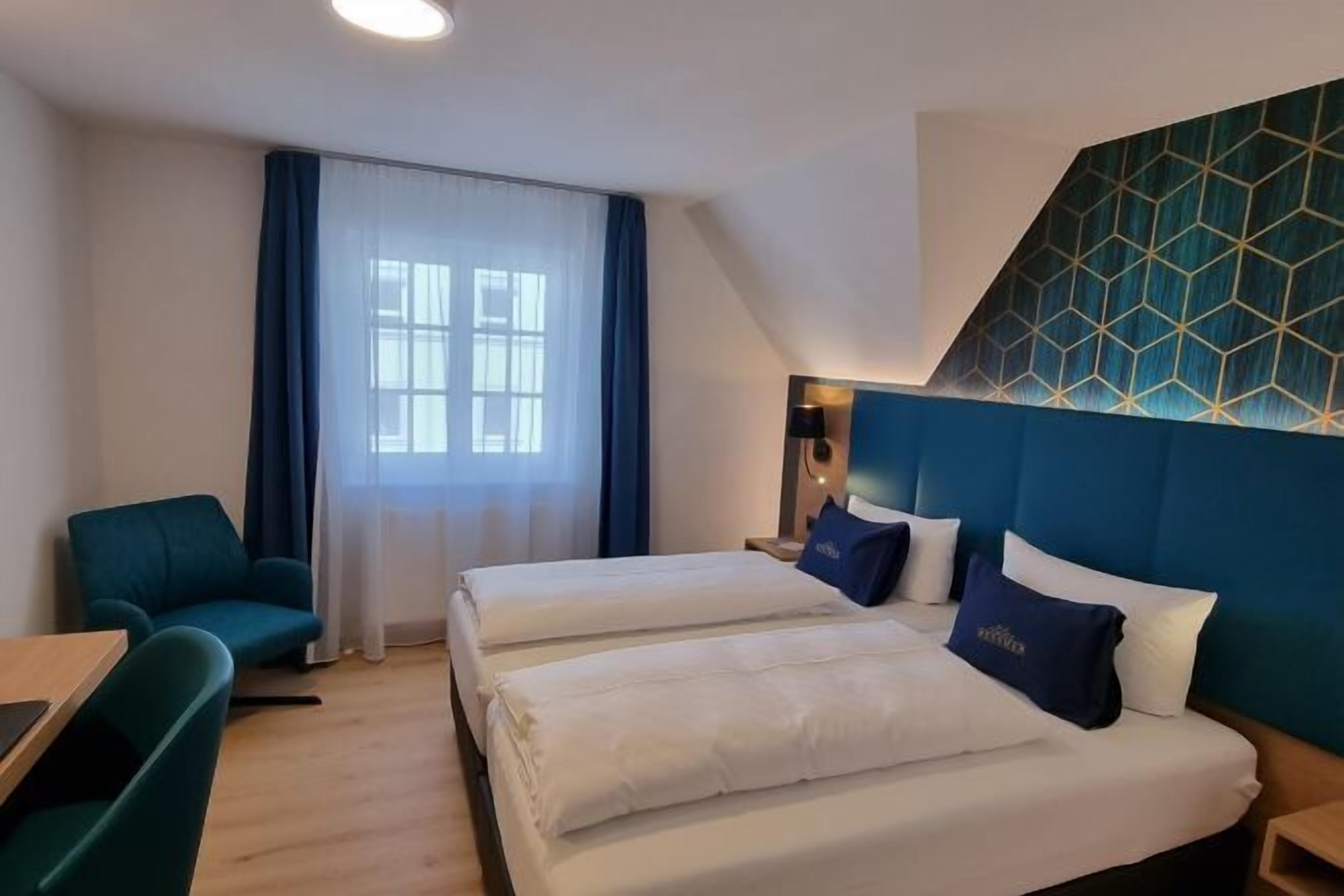 Roupa de alta qualidade, edredões de penas, minibar 
