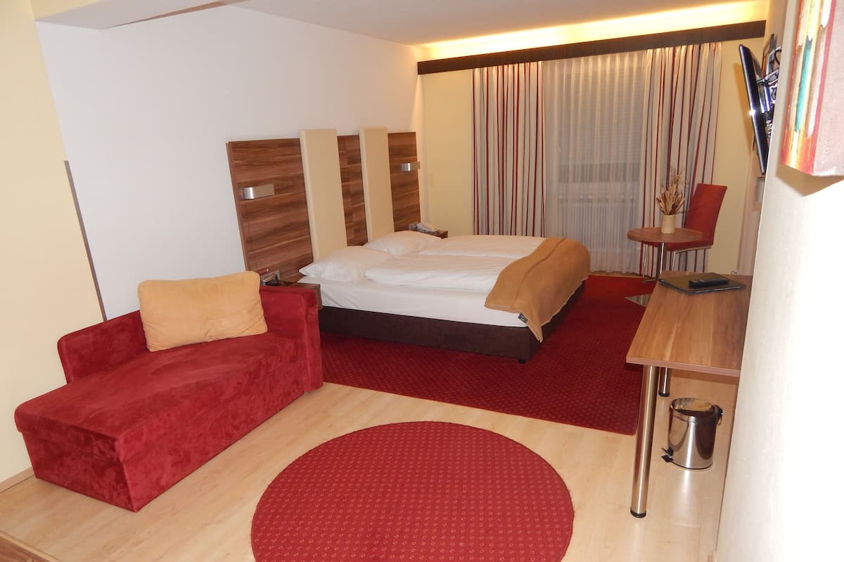 Quarto triplo, sacada | Cofres nos quartos, escrivaninha, ferros/tábuas de passar roupa