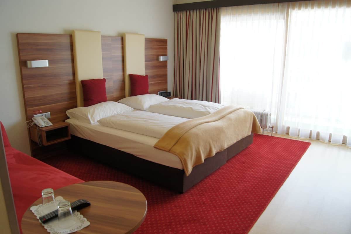 Quarto casal econômico, vista para a cidade | Cofres nos quartos, escrivaninha, ferros/tábuas de passar roupa