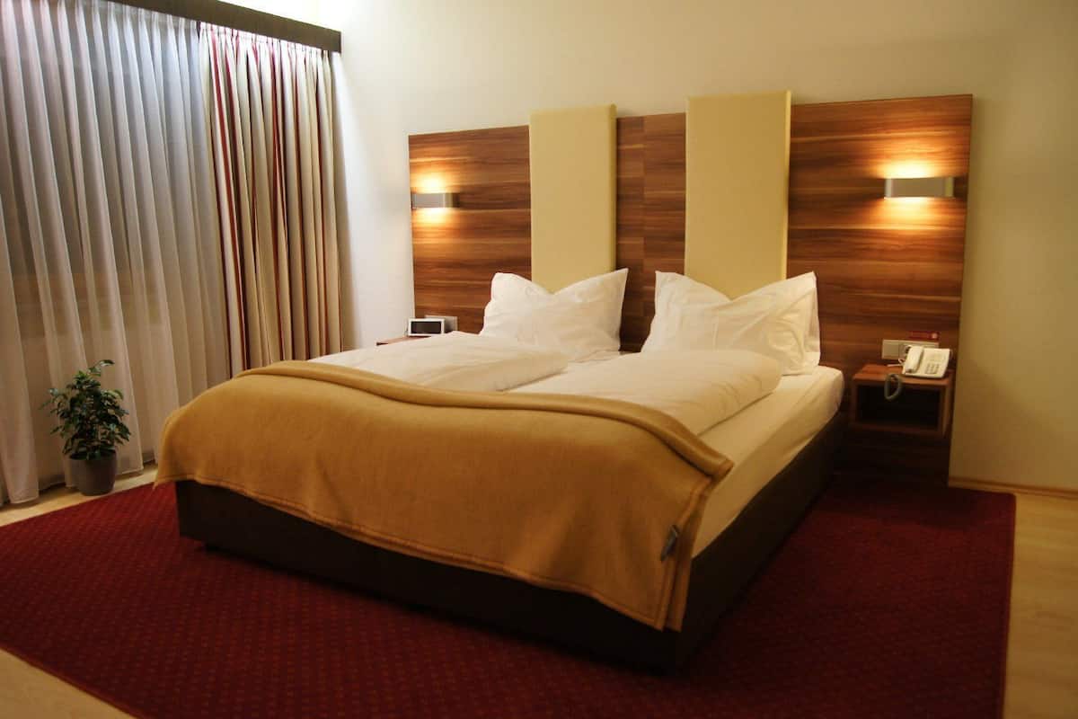 Quarto casal conforto, sacada | Cofres nos quartos, escrivaninha, ferros/tábuas de passar roupa