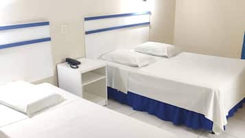 Frigobar, escrivaninha, cortinas blackout, ferros/tábuas de passar roupa