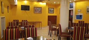 Café da manhã com buffet grátis todos os dias