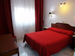 Quarto Duplo Standard | Secretária, berços/camas para crianças grátis, Wi-fi grátis 