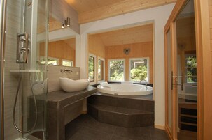 Chalé superluxo, 4 quartos, sauna seca, vista para a montanha | Banheiro | Banheira e chuveiro separados, banheira de hidromassagem