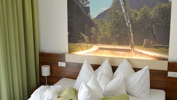 Quarto Superior, vista para o jardim | Roupa hipoalergénica, cofre no quarto, secretária