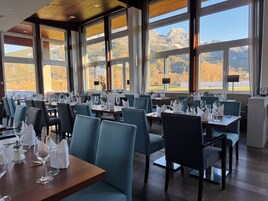 Pequenos-almoços, almoços, jantares servidos, cozinha regional 