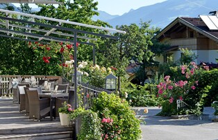 Terraço com espreguiçadeiras