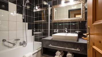 Quarto Duplo Superior, varanda (Alpenblumen) | Casa de banho | Artigos de higiene pessoal grátis, um secador de cabelo, chinelos