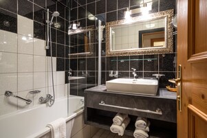 Quarto Duplo Superior, varanda (Alpenblumen) | Casa de banho | Artigos de higiene pessoal grátis, um secador de cabelo, chinelos
