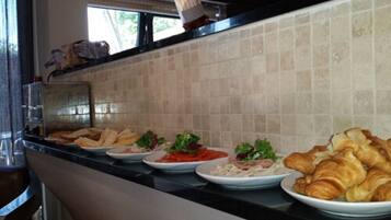 Pequeno-almoço completo diário (14.95 GBP por pessoa)