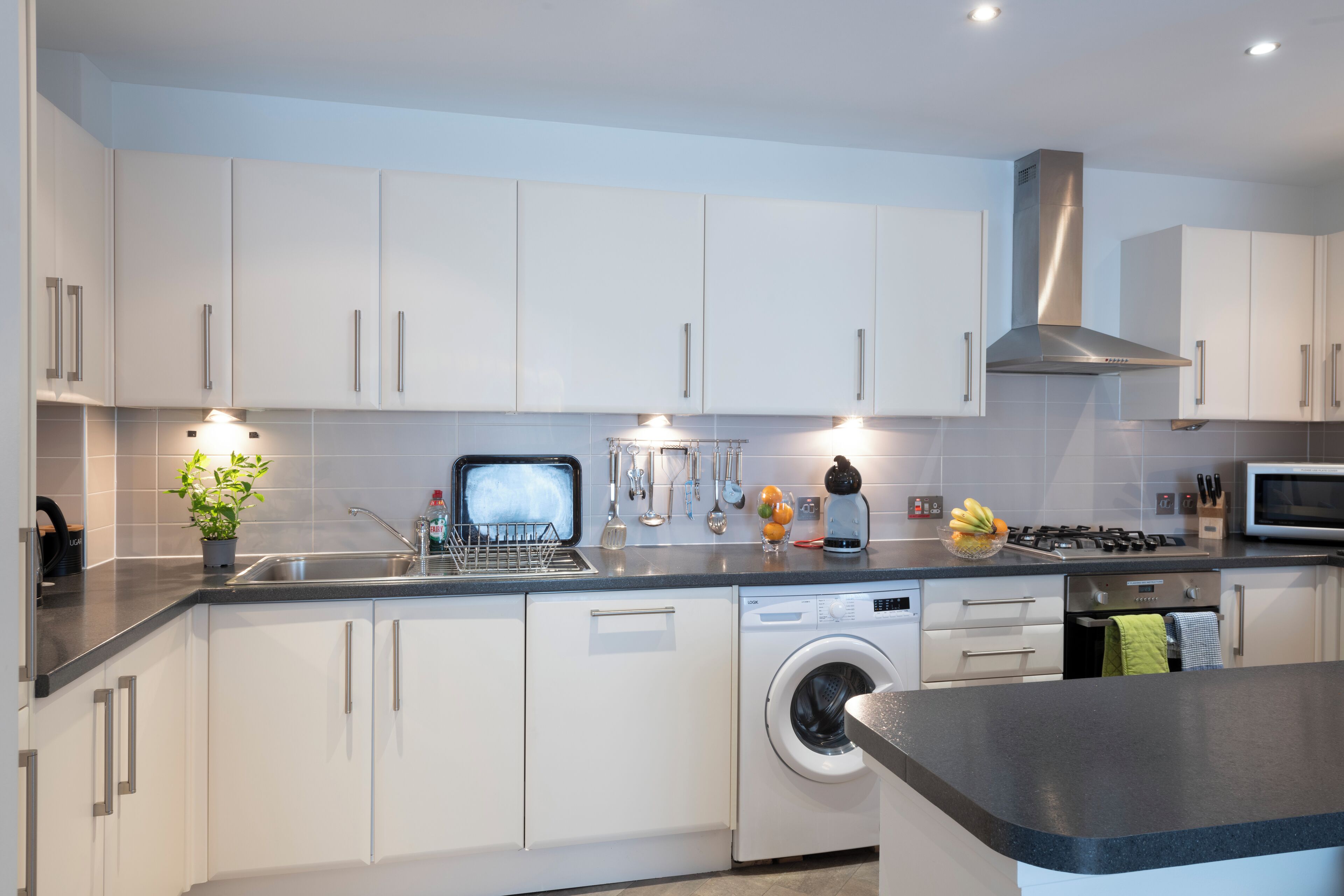 Apartamento superior, 1 quarto, vista para a cidade (High Street) | Cozinha privada | Geladeira grande, micro-ondas, fogão, cooktop