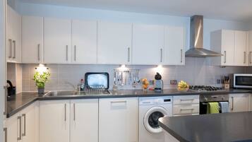 Apartamento superior, 1 quarto, vista para a cidade (High Street) | Cozinha privada | Geladeira grande, micro-ondas, fogão, cooktop