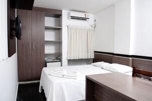 Quarto casal de uso individual, 1 cama de casal ou 2 camas de solteiro | Frigobar, escrivaninha, espaço de trabalho para notebook