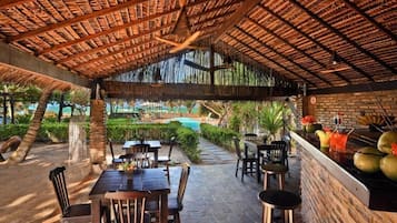 Bar junto à piscina