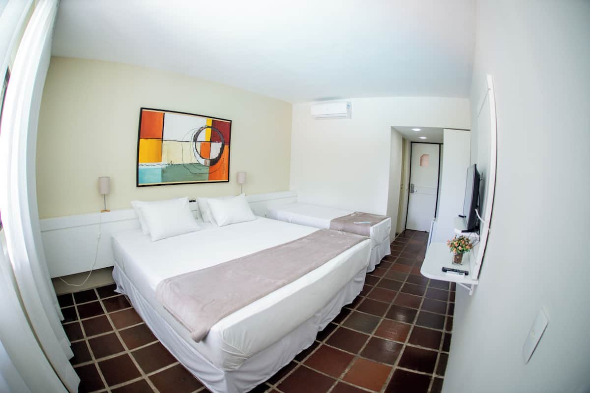 Quarto triplo standard | Frigobar, cofres nos quartos, Wi-Fi de cortesia, roupa de cama