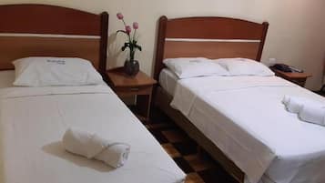 Quarto triplo | Frigobar, escrivaninha, cortinas blackout, roupa de cama