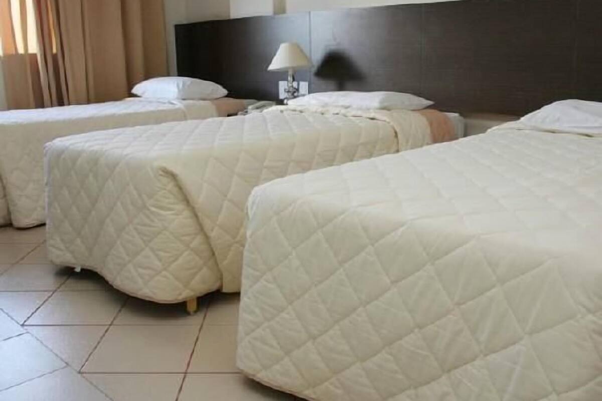 Roupa de alta qualidade, minibar, cofre no quarto, secretária
