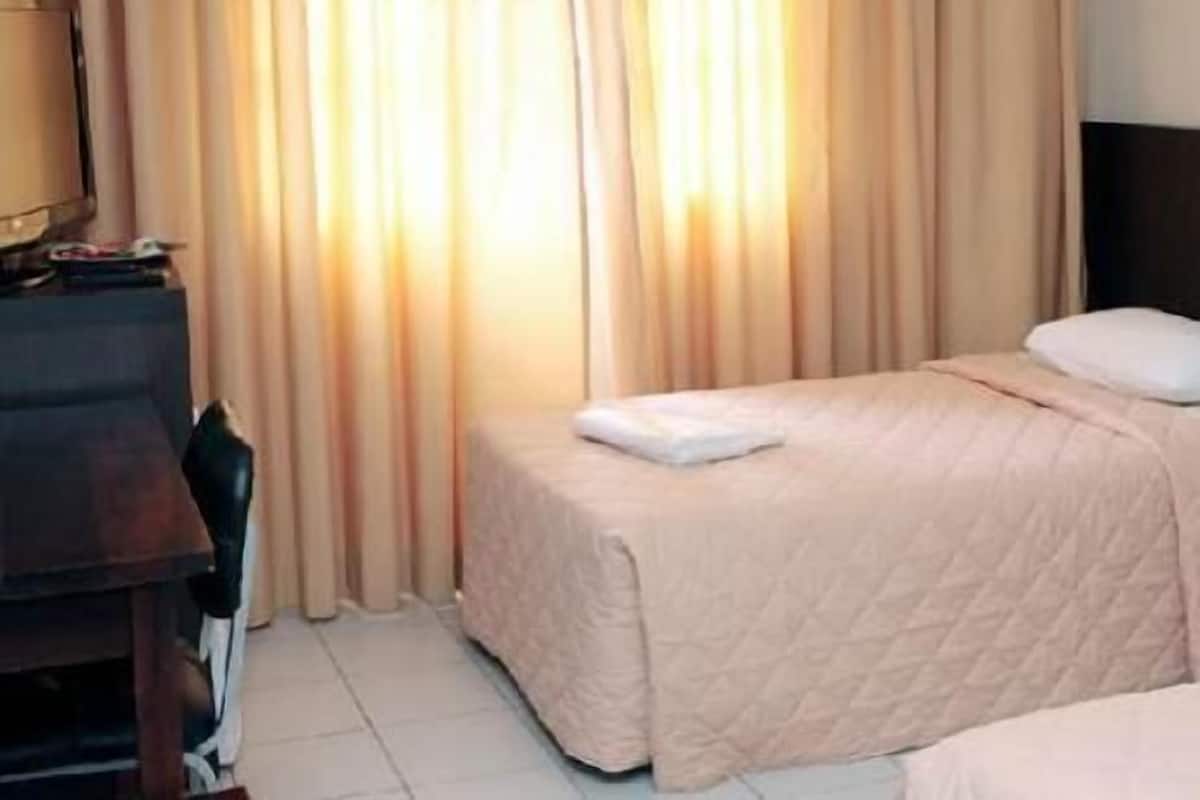 Roupa de alta qualidade, minibar, cofre no quarto, secretária