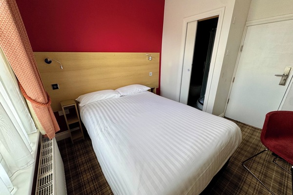 Quarto Duplo Standard | Secretária, ferro/tábua de engomar, Wi-fi grátis