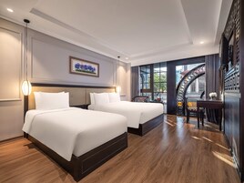 Quarto Triplo Familiar | Edredões de penas, minibar, cofre no quarto, secretária