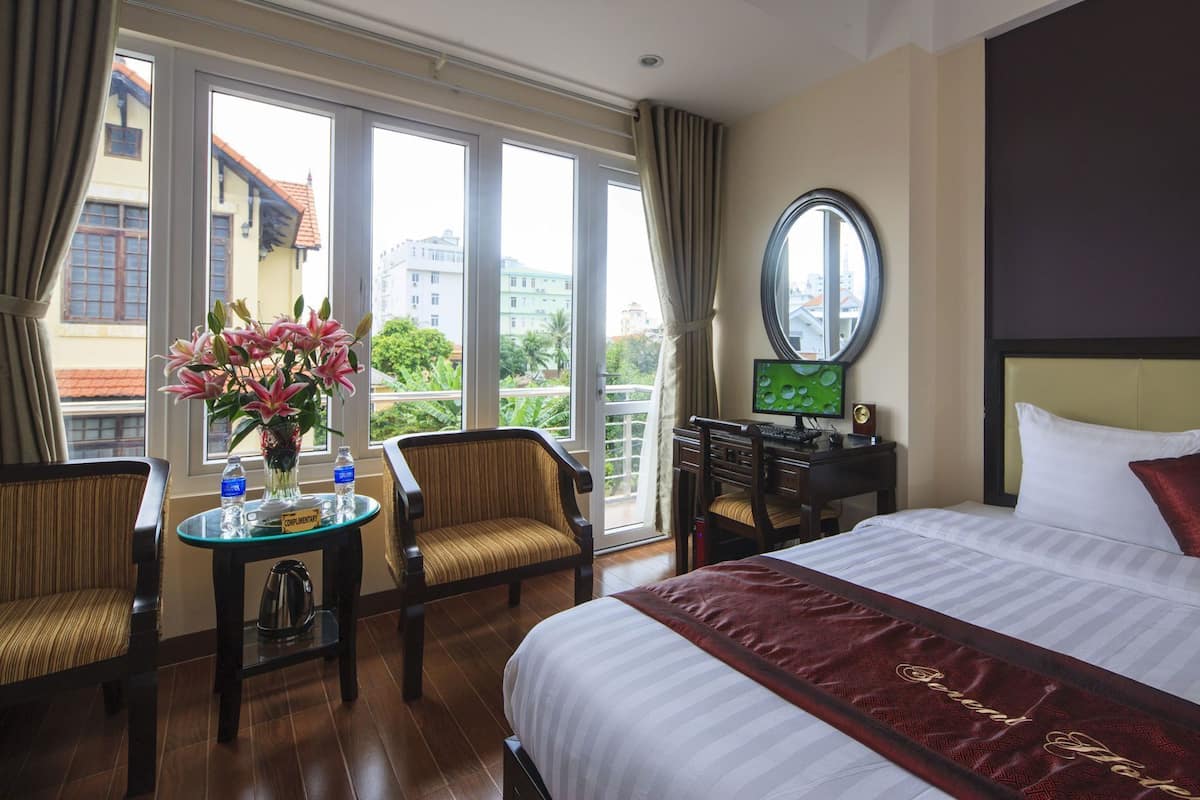 Edredões de penas, minibar, cofre no quarto, secretária