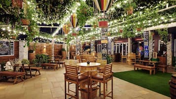3 restaurantes: servem almoços, jantares e brunches