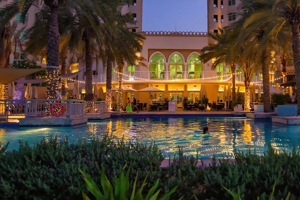 Piscina exterior, espreguiçadeiras