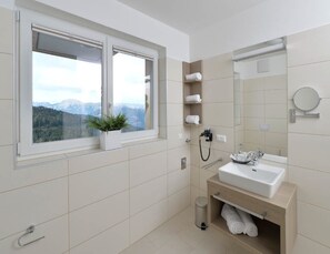 Chalé (Alm) | Casa de banho | Uma combinação polibã/banheira, toalhas fornecidas, papel higiénico