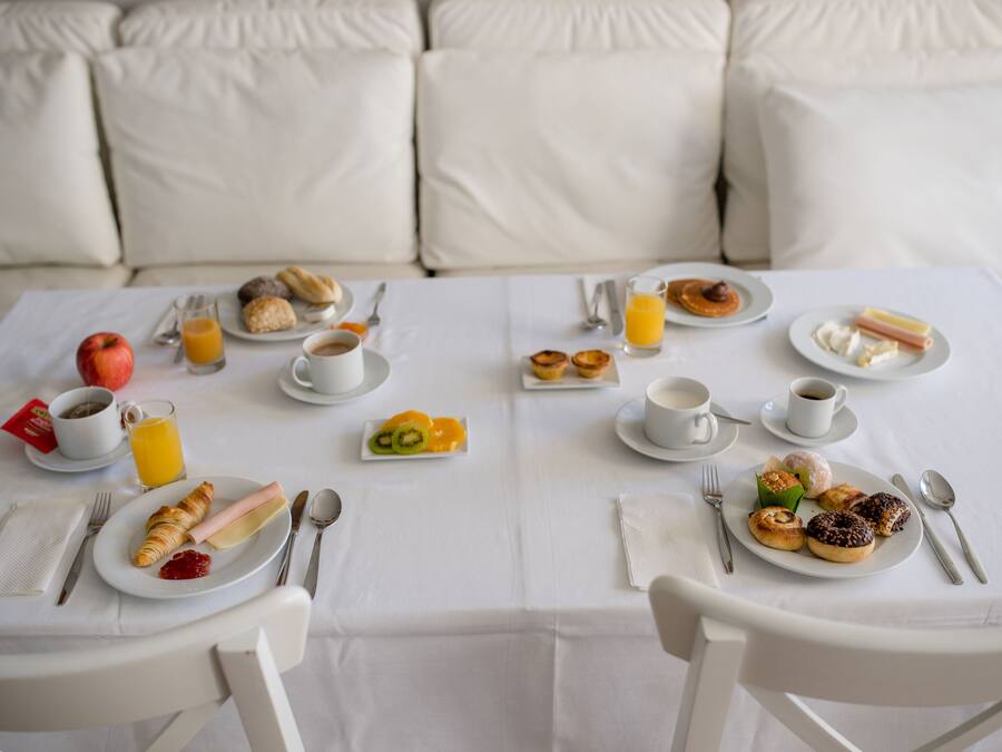 Café da manhã com buffet todos os dias (EUR 9.99 por pessoa)