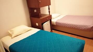 Quarto Twin | Cofre no quarto, Wi-fi grátis, roupa de cama fornecida