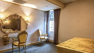 Quarto casal luxo, 1 cama King, para não fumantes | Cortinas blackout, ferros/tábuas de passar roupa, Wi-Fi de cortesia