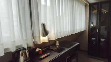 Roupa de alta qualidade, cofre no quarto, secretária