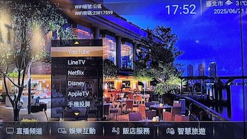 Roupa de alta qualidade, cofre no quarto, secretária